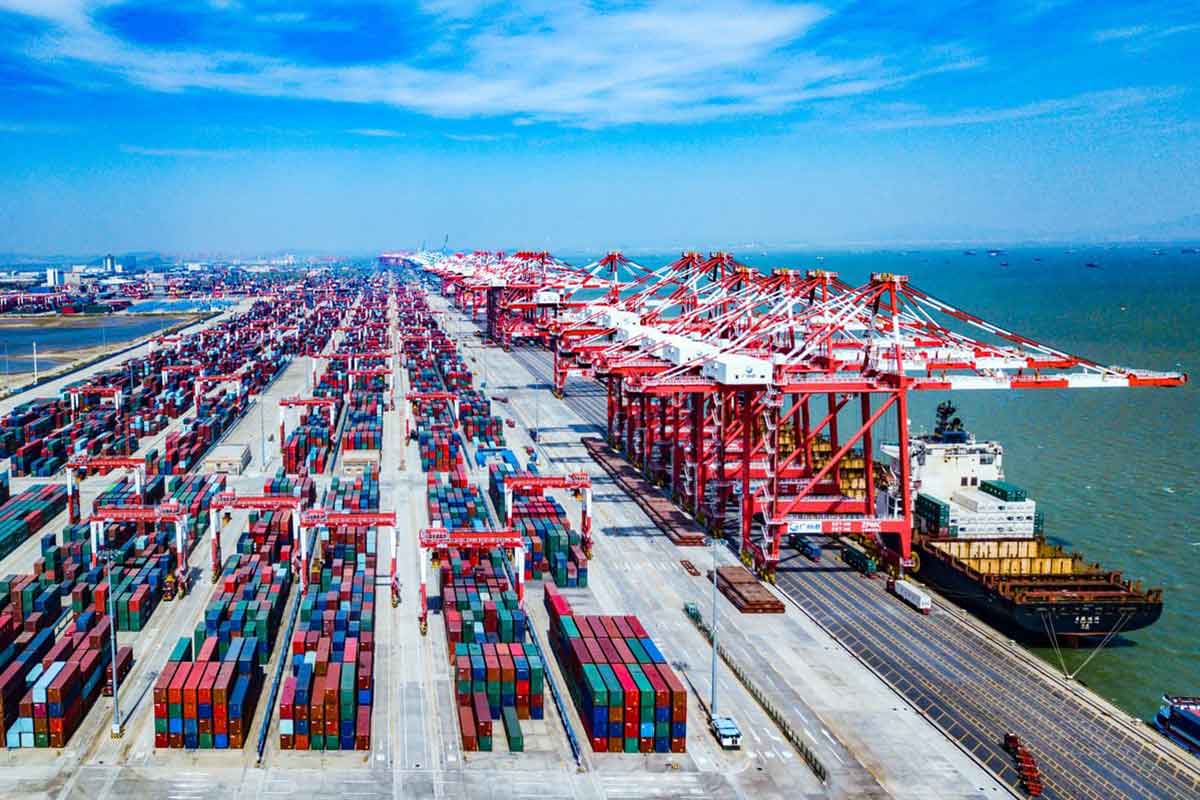 China trade beats expectations as April exports rise 1.5% - Arabian ...